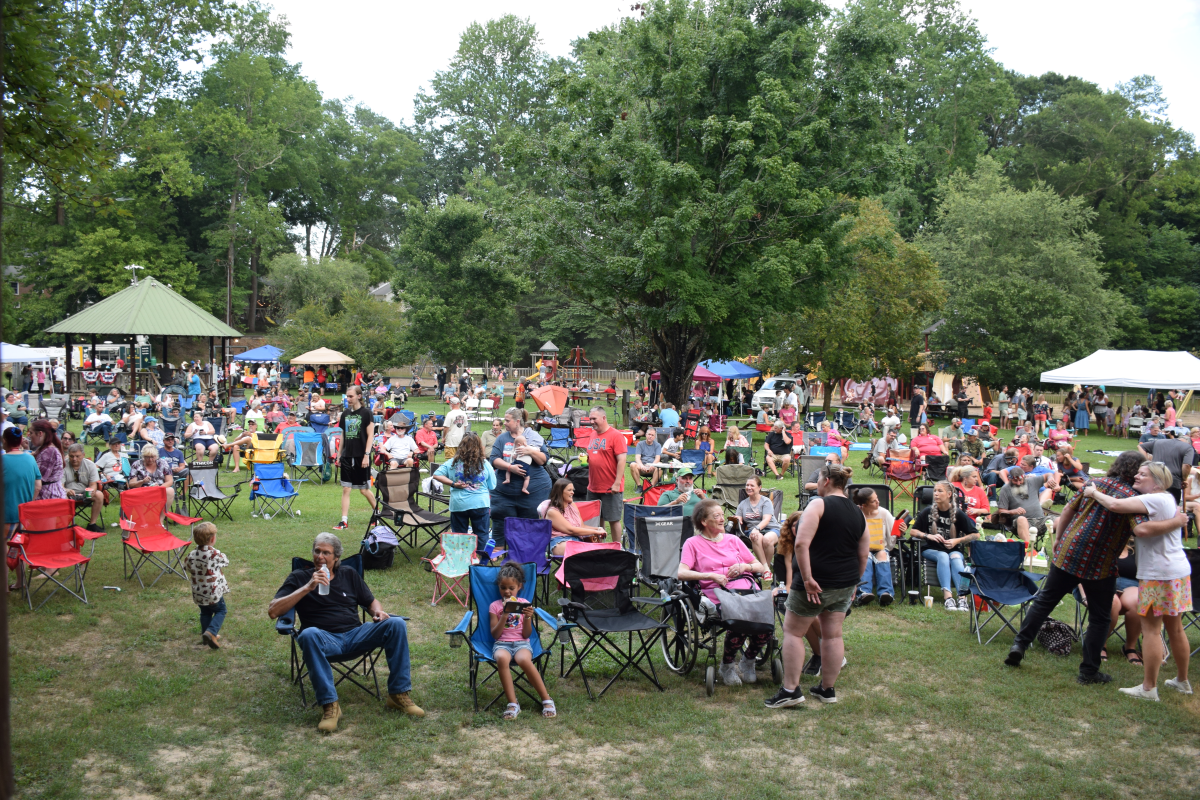 Free concert and fireworks draw crowd to Red, White & Tunes - Now Habersham
