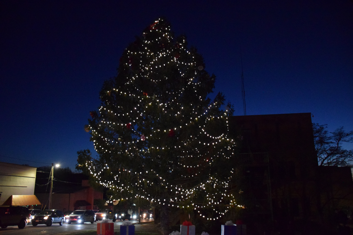 Hundreds flock to downtown Clarkesville for annual Christmas ...