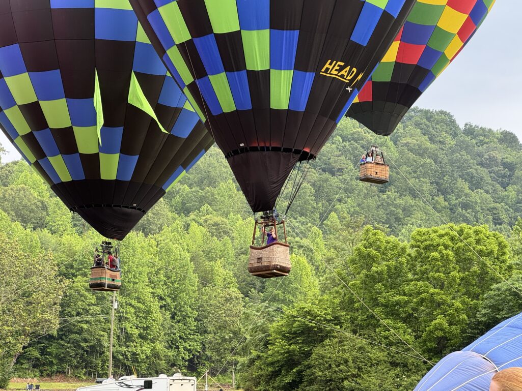 Guests enjoy tethered rides as Helen Balloon fest waits to start - Now ...