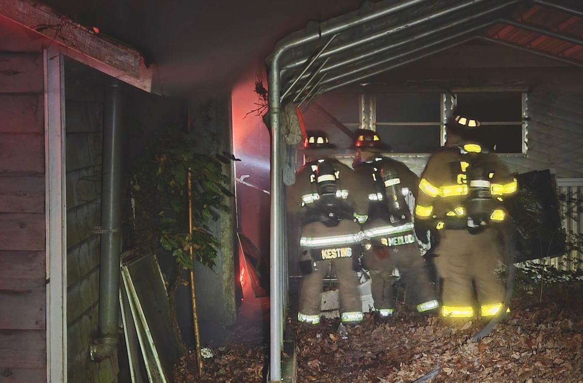 Firefighter overcome by heat while battling house fire - Now Georgia