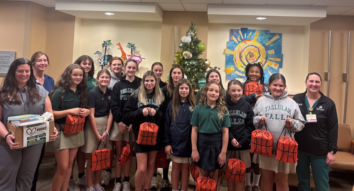 Tallulah Falls girls basketball team donates books to NICU - Now Georgia