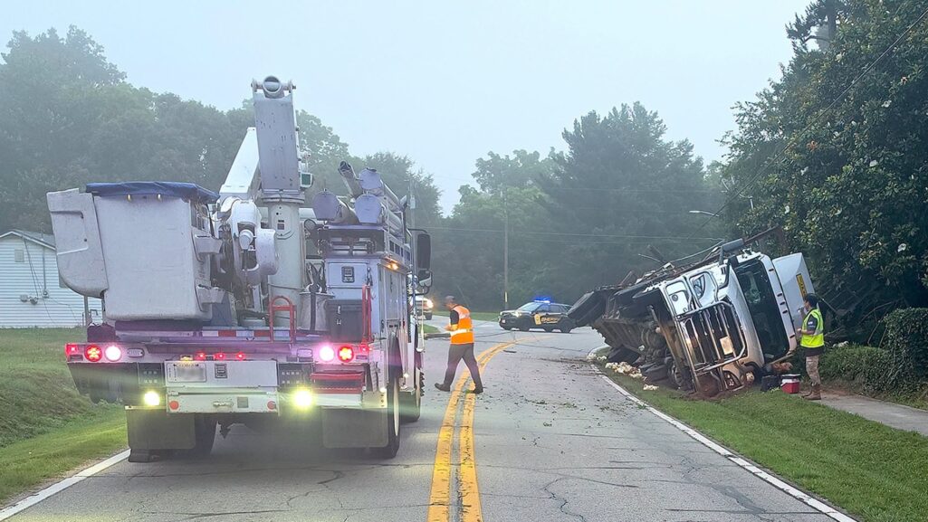 Chicken truck overturns in Clermont, spilling birds and closing road ...